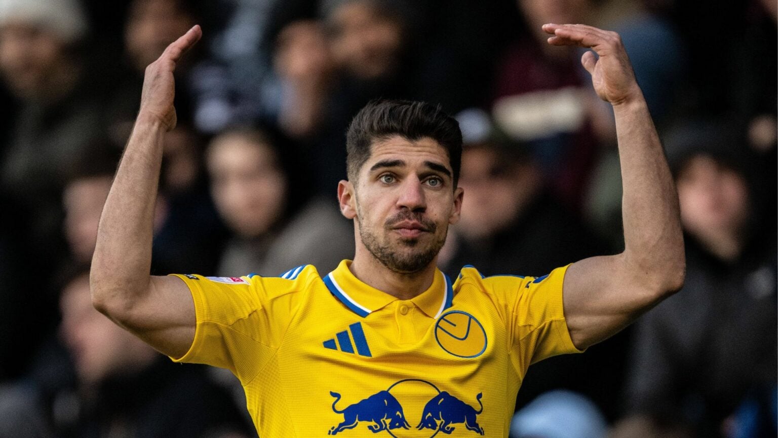 Manor Solomon reacts as Leeds United agree new contract with forward